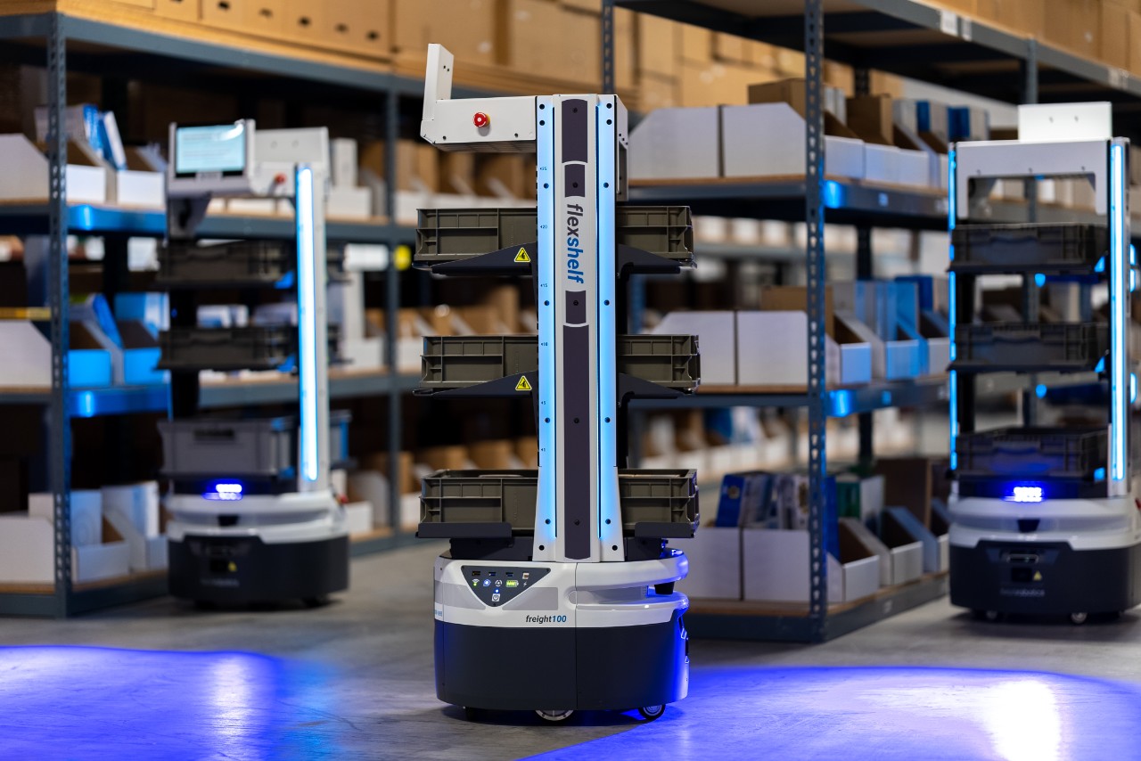 Expert for Autonomous Mobile Robots - AMR Solutions - log-robot EN